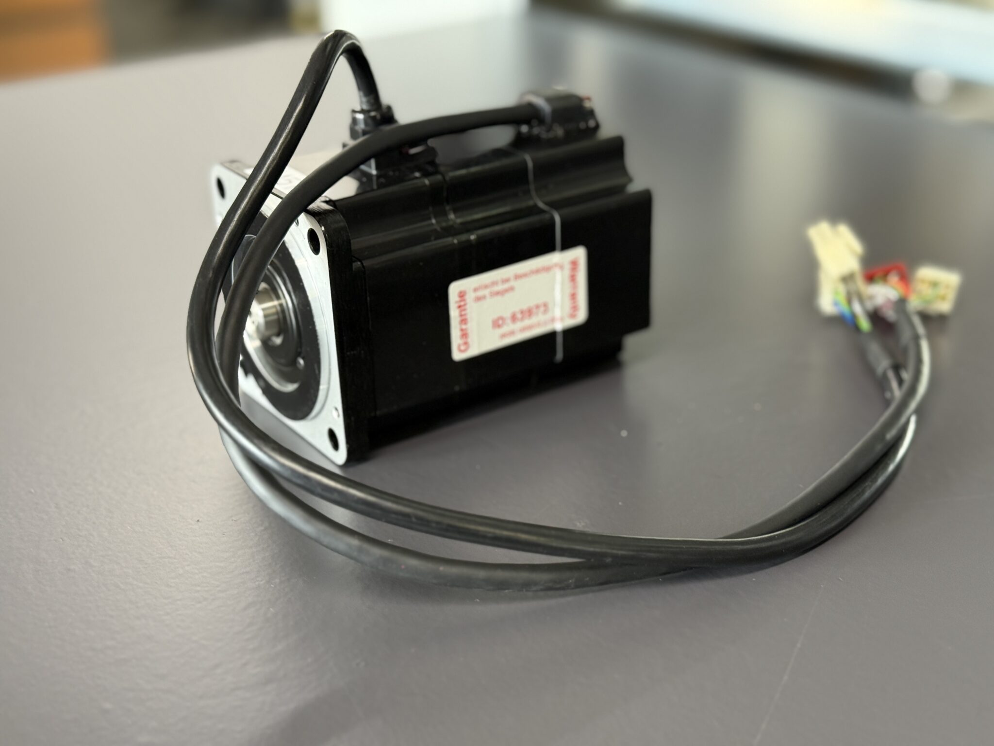 Repair of a Yaskawa AC servo motor SGMP-02AWYR12 with brake lining ...